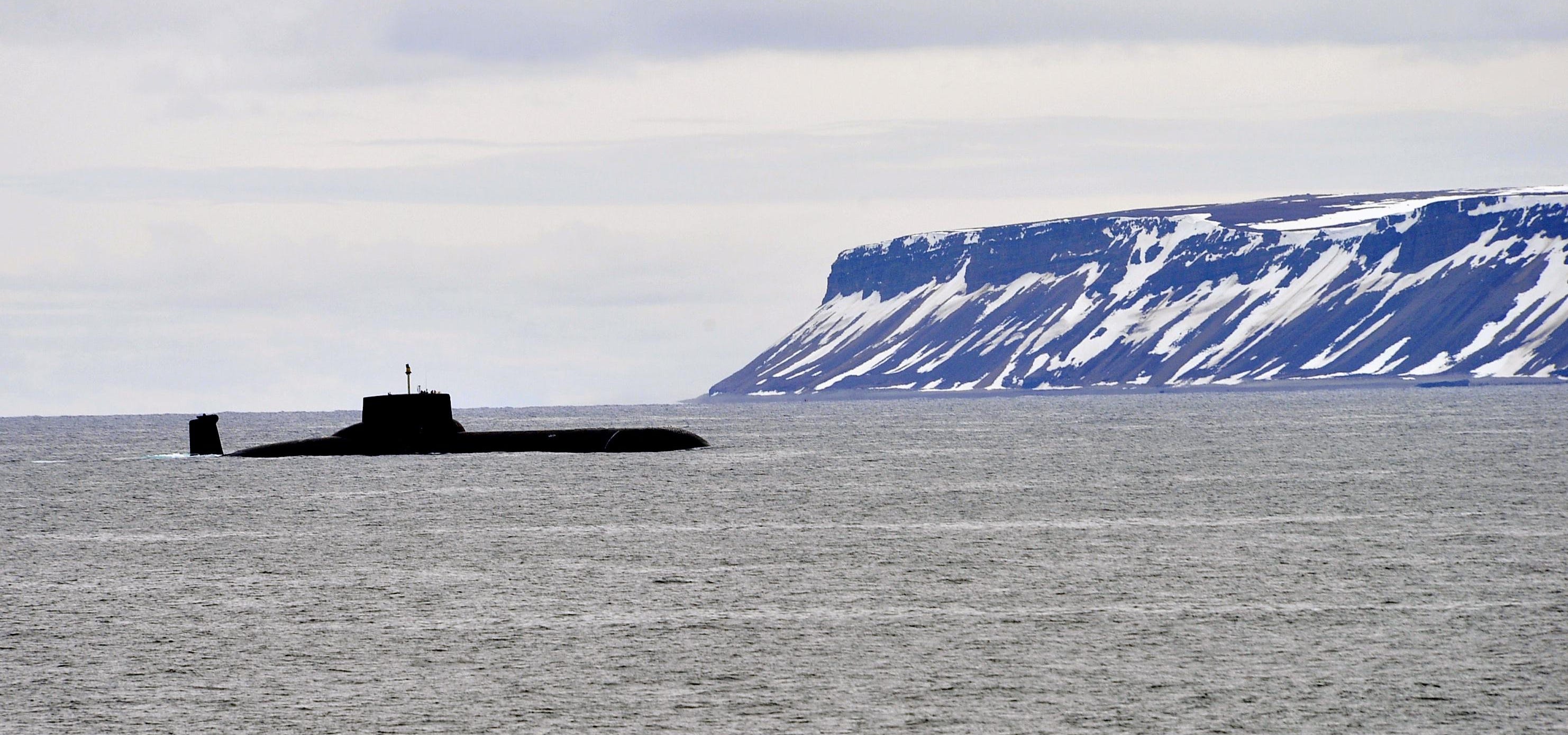 Russia Typhoon SSBN 俄羅斯出動颱風級核子戰略潛艦對抗NATO/USA. exercise Arctic Dolphin ...