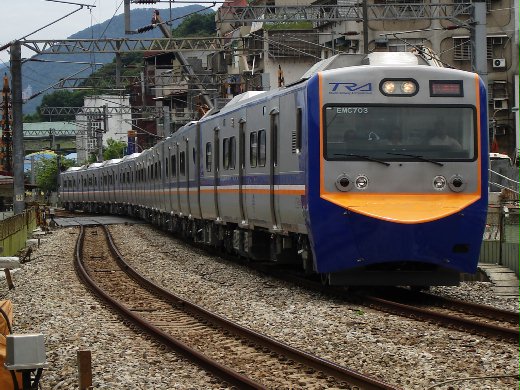 黃藍白-EMU700型電聯車 - 張張都精彩,篇篇都實在 - udn部落格