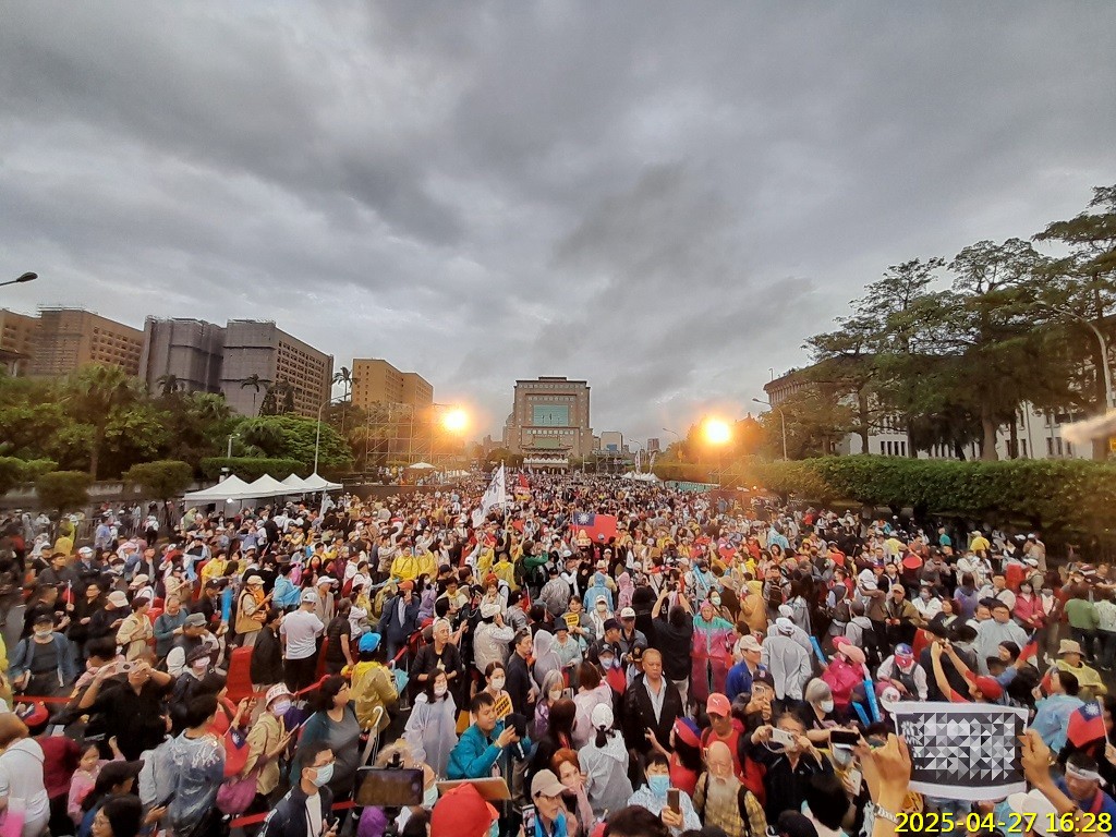 台北趴趴走─人山人海─凱達格蘭大道 - Webman 的網誌 - udn部落格